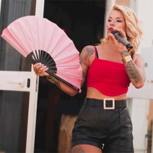 Argentijnse zangeres Rose Philippens bij Jo´s Bar in Frigiliana ...